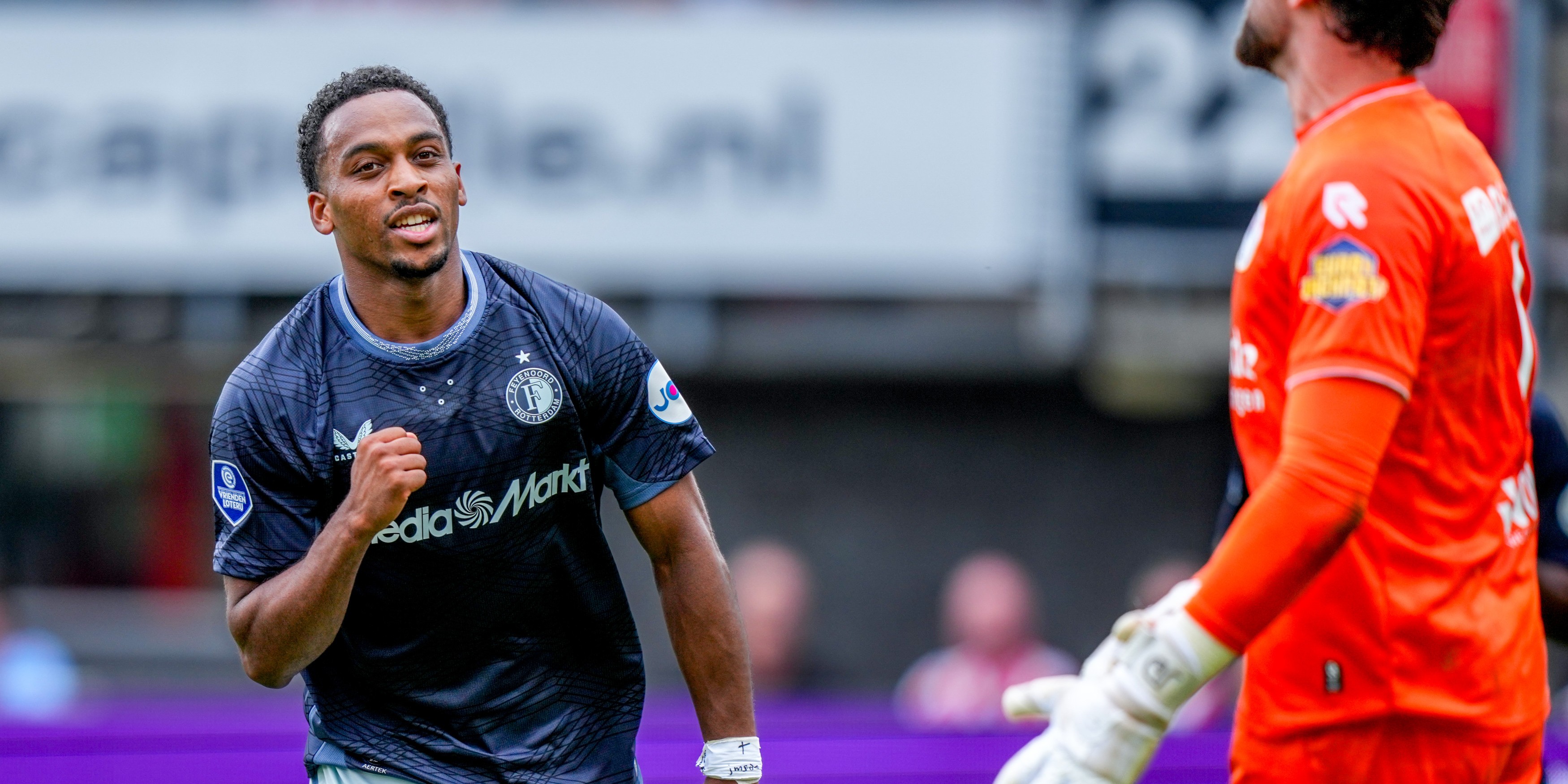 Mossou laakt beslissing van Van Persie: 'Gek dat hij geen tweede ...