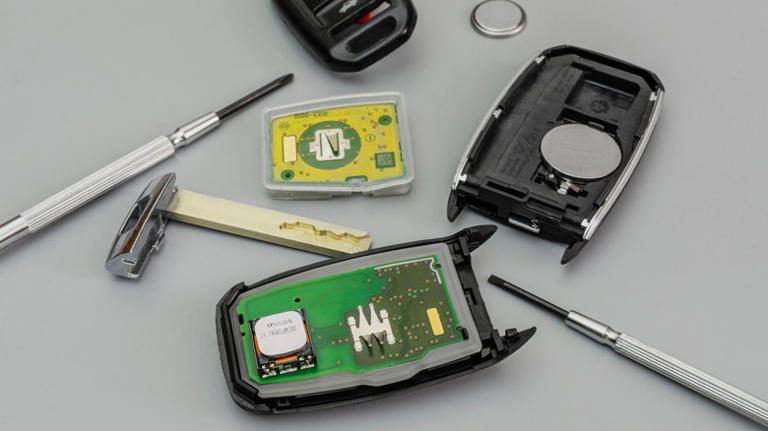 Don't Get Locked Out: How To Spot A Dying Key Fob Battery Before It's ...