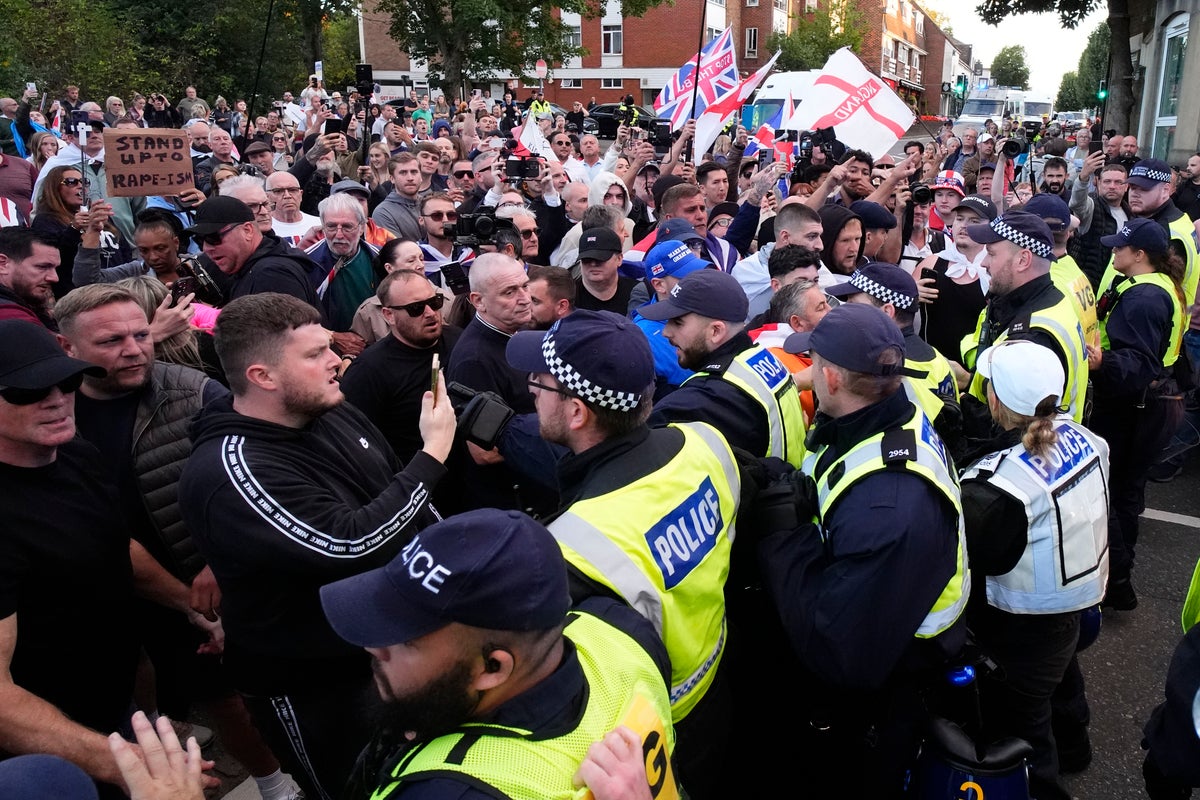 Police officer punched in Canary Wharf and anti-migrant protesters ...