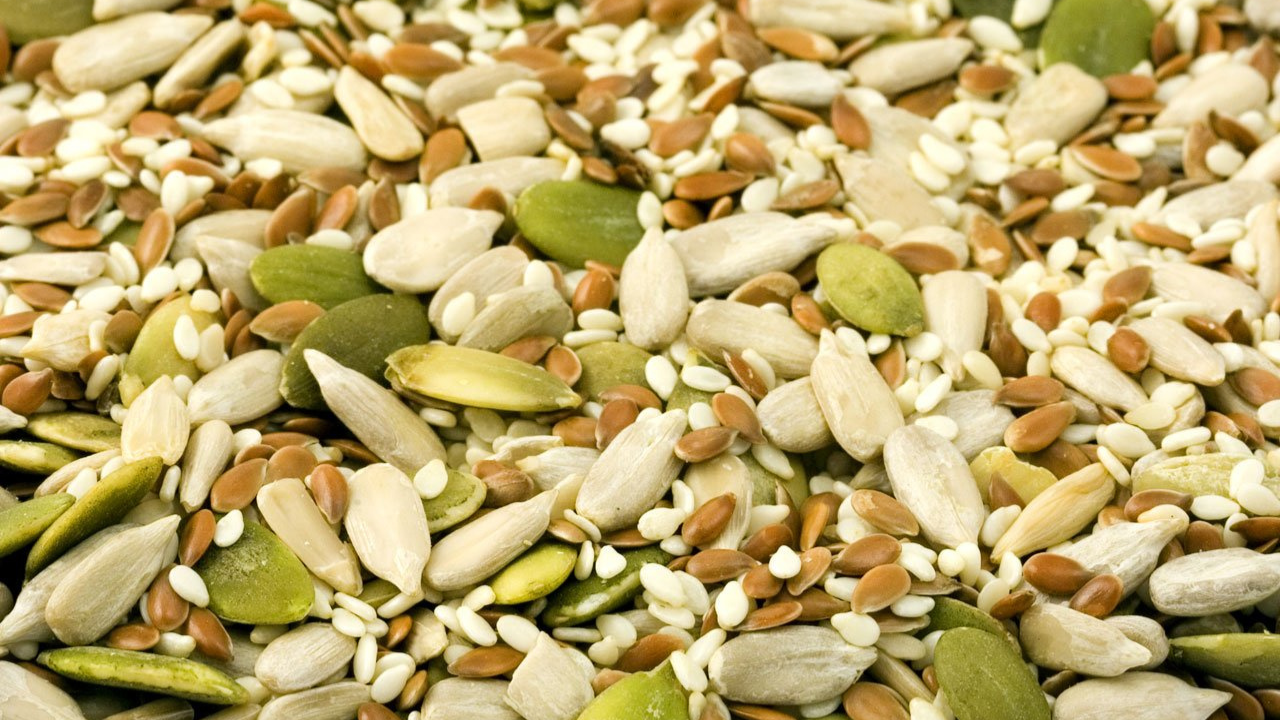 10 health benefits of snacking on pumpkin seeds