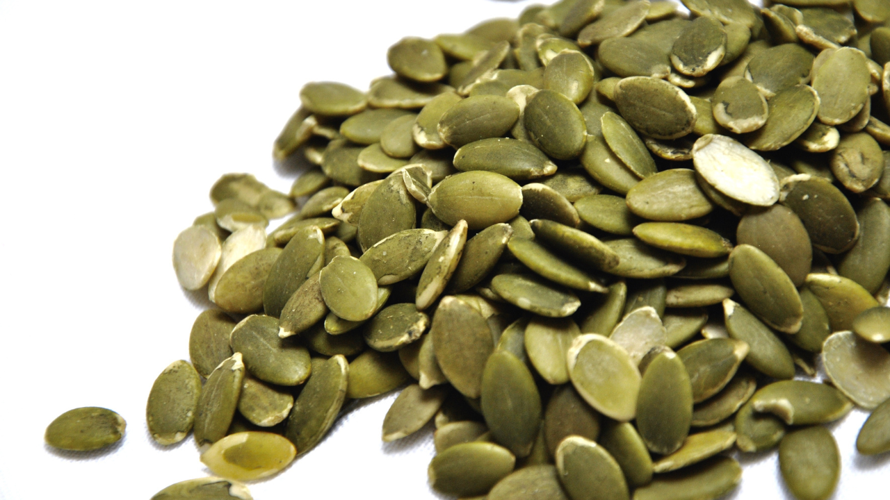 10 health benefits of snacking on pumpkin seeds