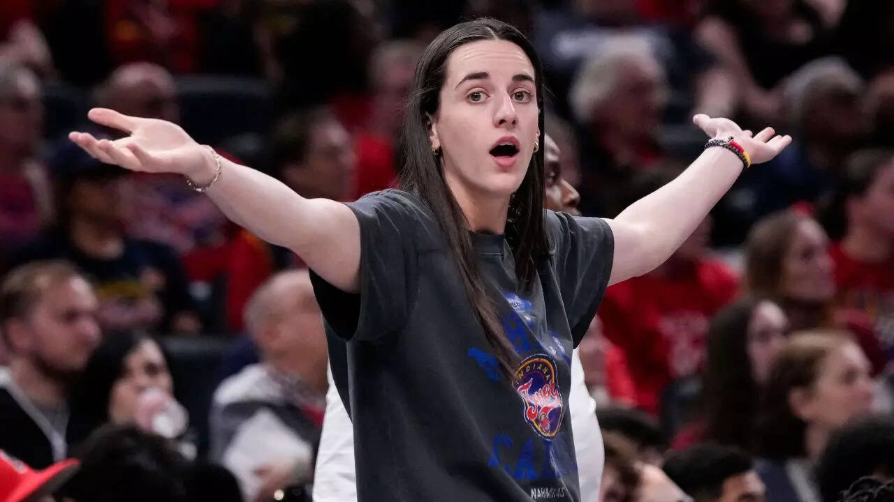 Caitlin Clark shares courtside moment with San Francisco 49ers players ...