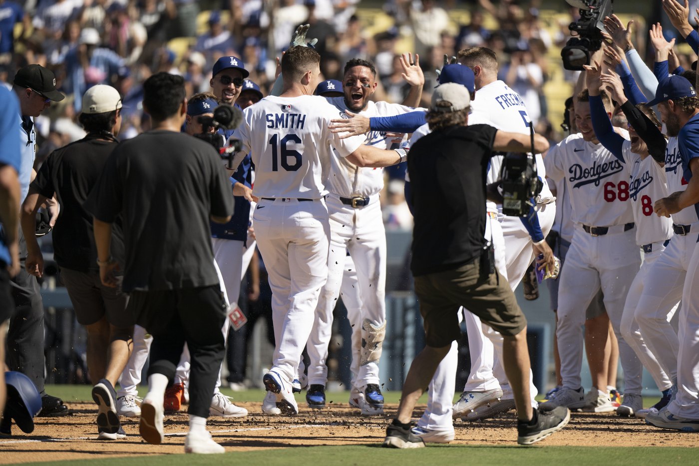 Smith's pinch-hit homer in 9th inning gives Dodgers a 5-4 win over ...