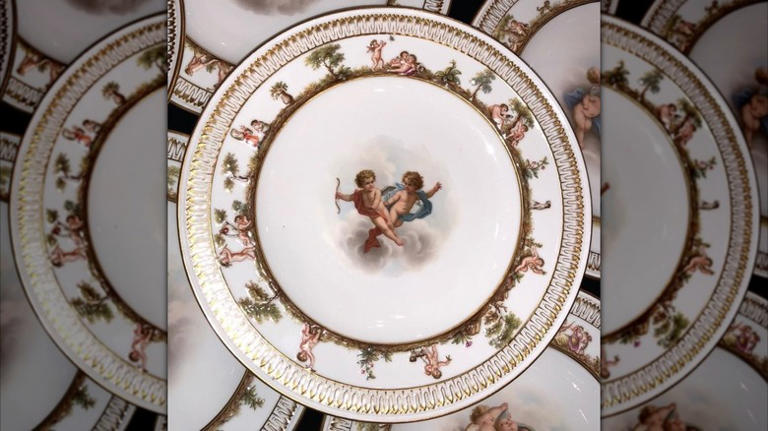 16 Vintage Plates That Are Worth A Fortune Today
