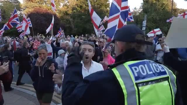 Police clash with anti-migrant protesters marching on Epping council ...