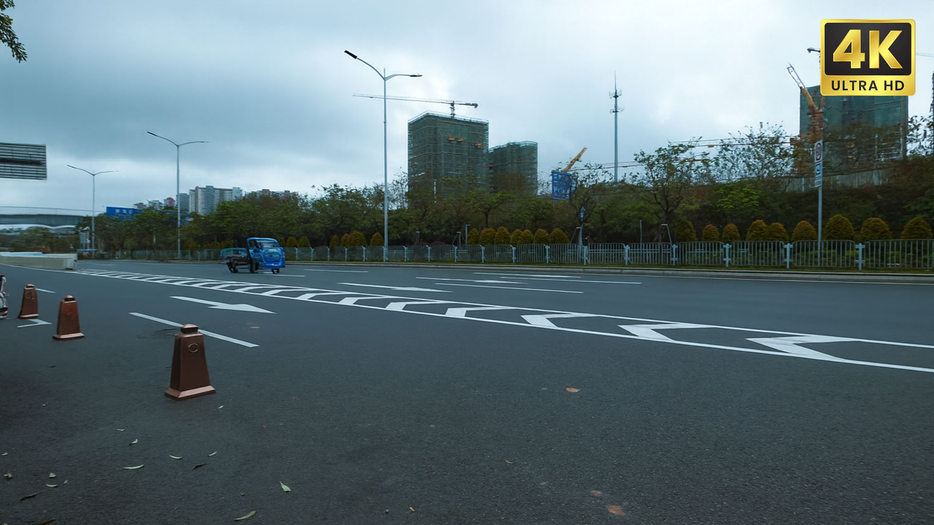 Spacer w deszczowy dzień po dzielnicy Longhua w Shenzhen – Chiny 4K