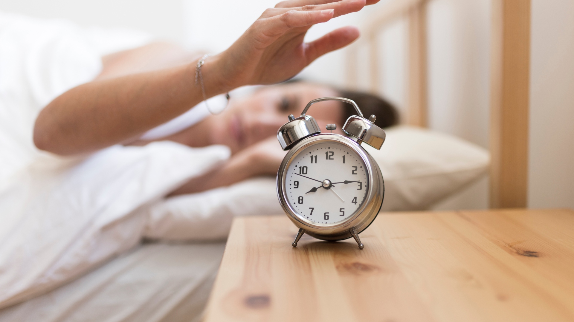 Dit is de reden waarom je vaak vlak voor je wekker wakker wordt