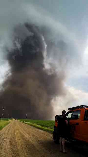 Massive 620m Wide EF4 Tornado Hits Didsbury, Alberta — Winds Up to 275 km/h