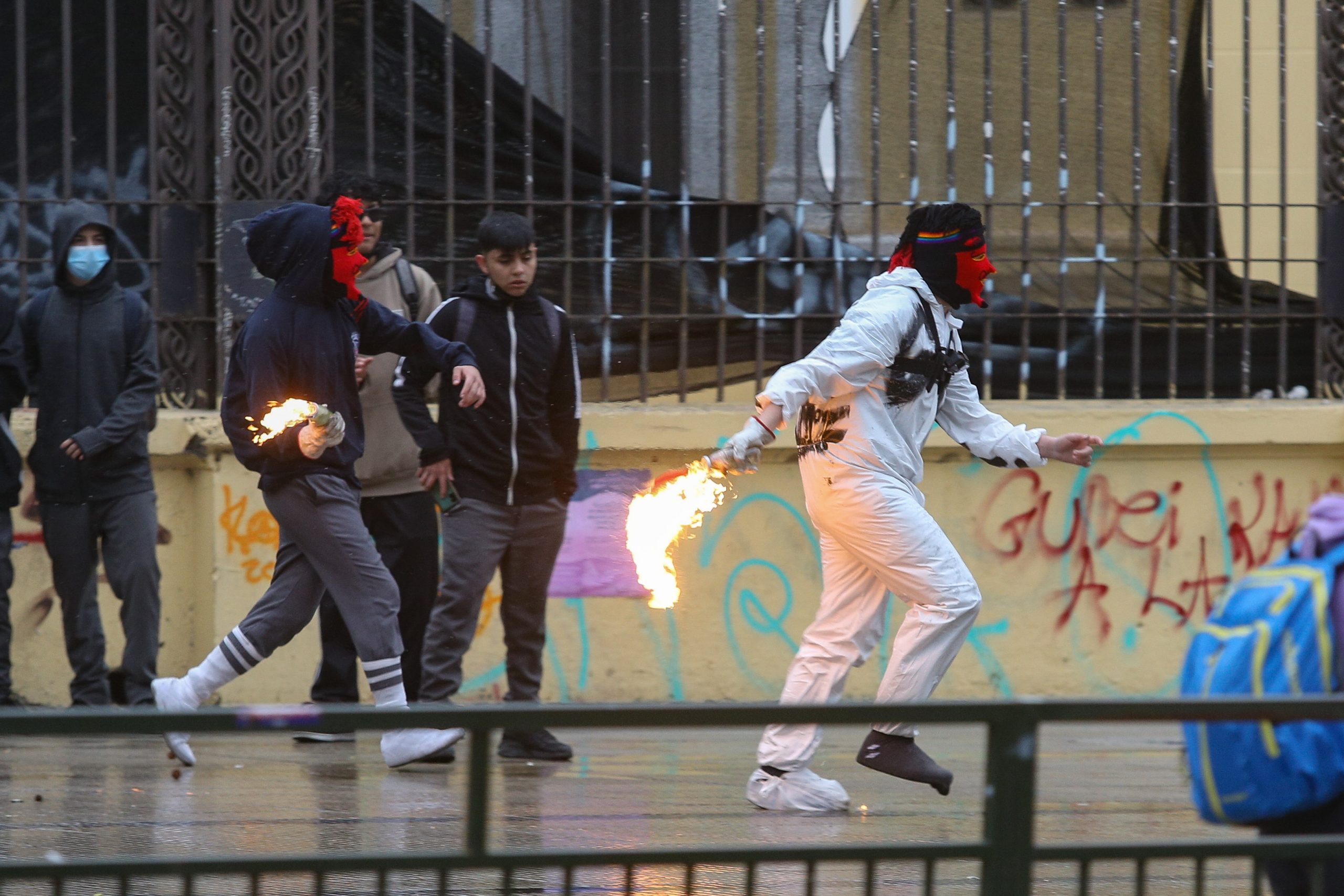 Overoles blancos lanzan molotov frente al Instituto Nacional en nueva ...