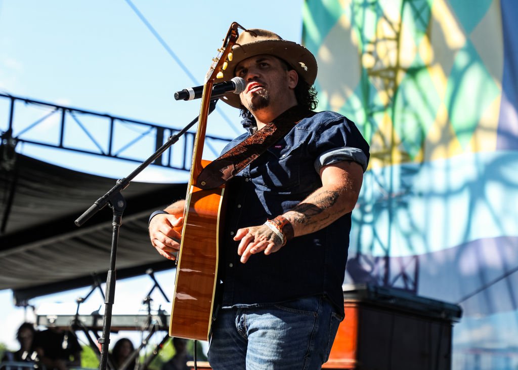 Country singer admits ‘I’m not ok’ after being removed from stage by police