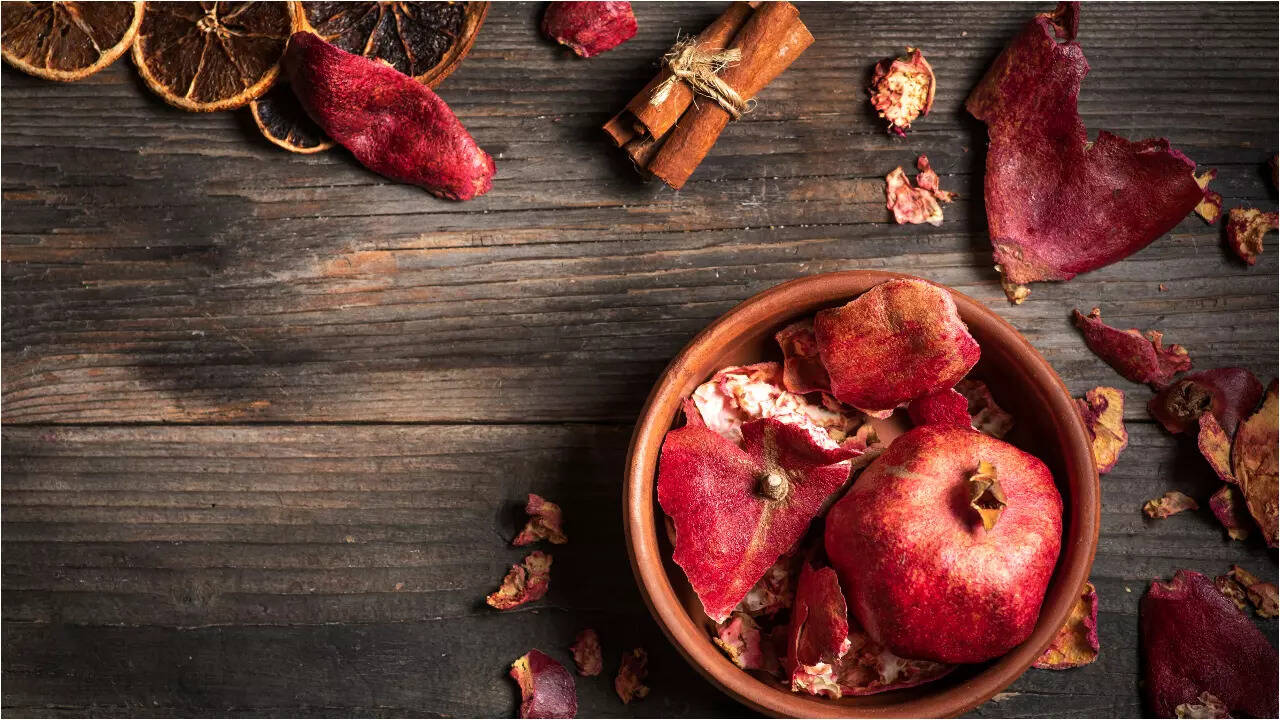 Pomegranate Peel Tea: How to make it and 4 reasons to consume it twice ...