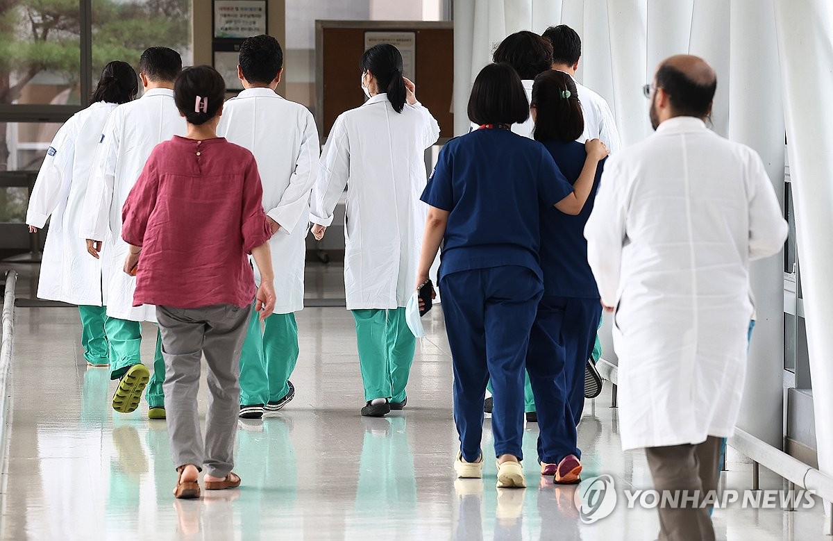 한국 의사 71% 주 6일 이상 근무…전공의·개원의 최장