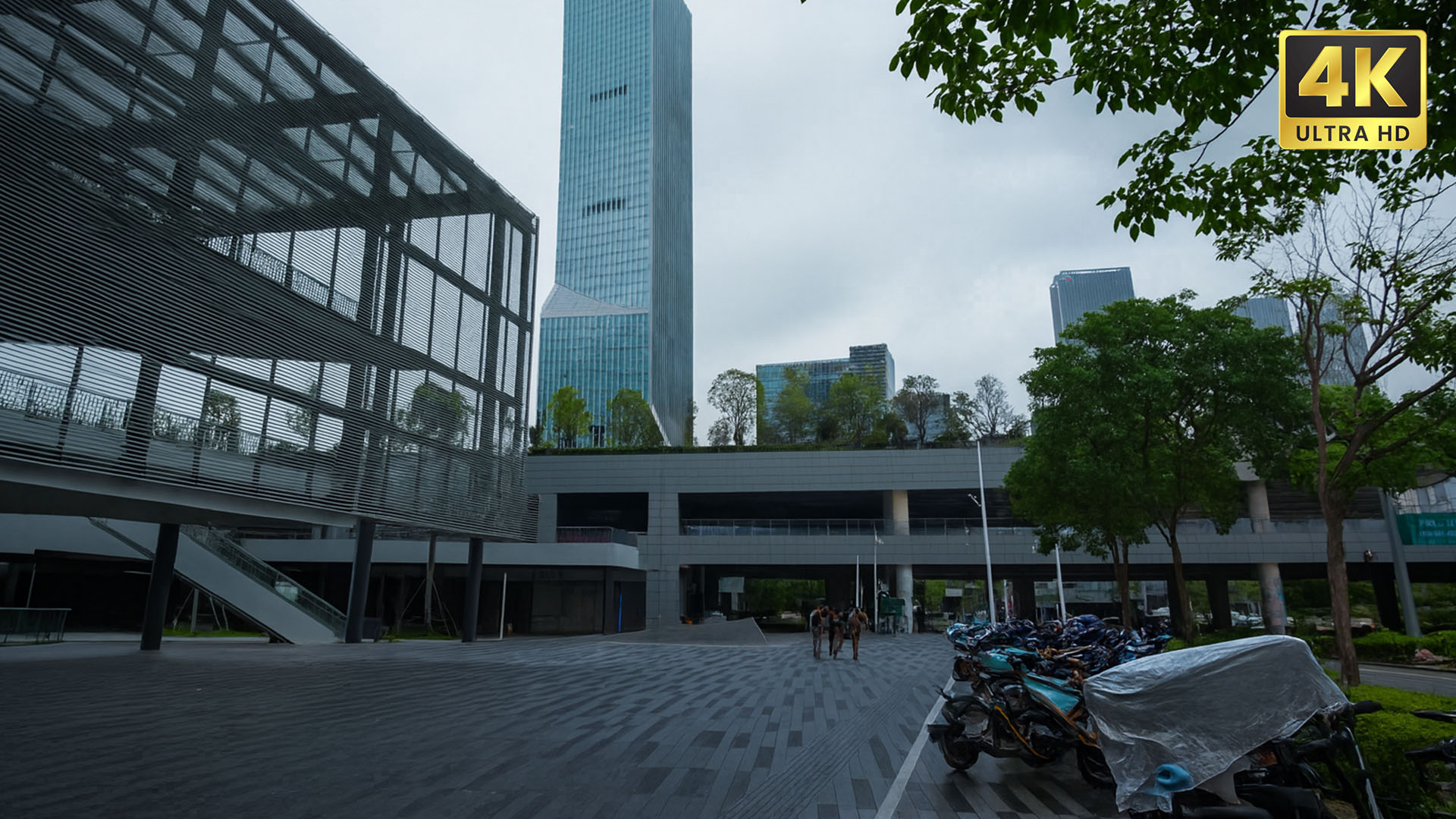 Passeggiata notturna sotto la pioggia a Longhua, Shenzhen – Cina in 4K