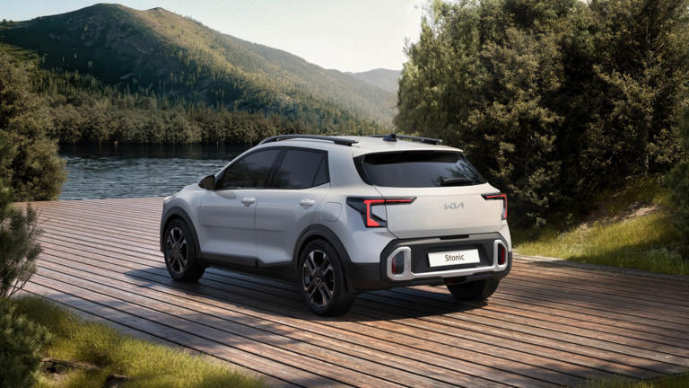 KIA Stonic 2025, il crossover si rinnova con il restyling: come cambia tra design e prestazioni