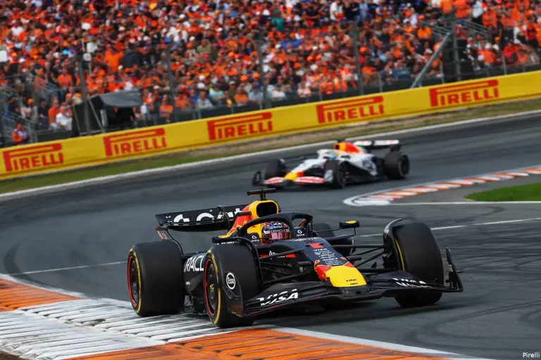 De race van Verstappen | Verstappen en Lambiase zijn het oneens: 'In vergelijking met de ...