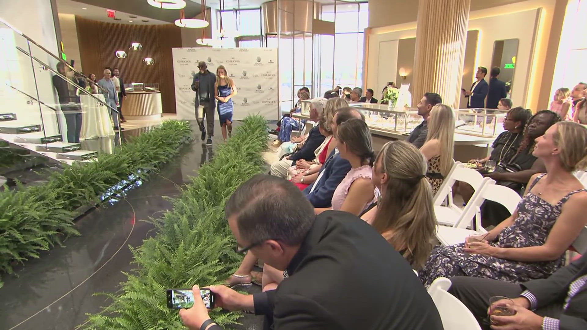 Blind models make their runway debut at Chicago fashion show