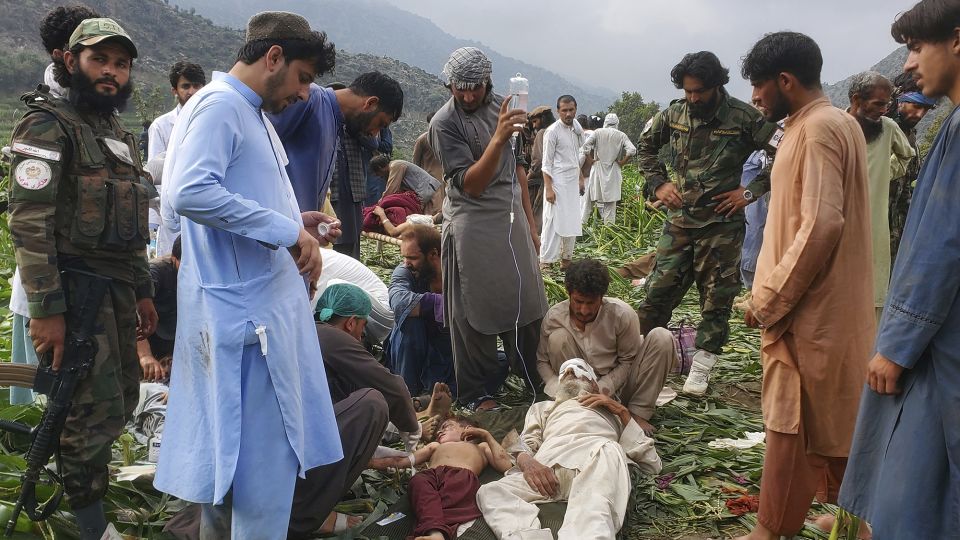 Rescuers scramble to reach victims after hundreds killed as earthquake ...