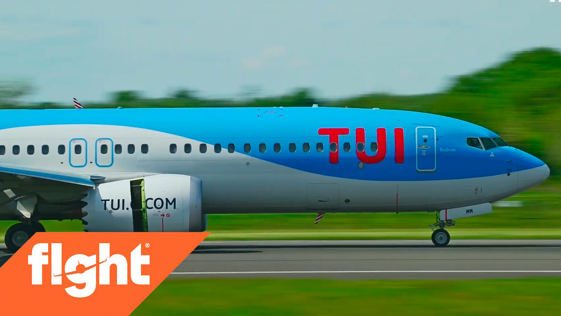 Aircraft Approaches Runway at High Speed During Landing