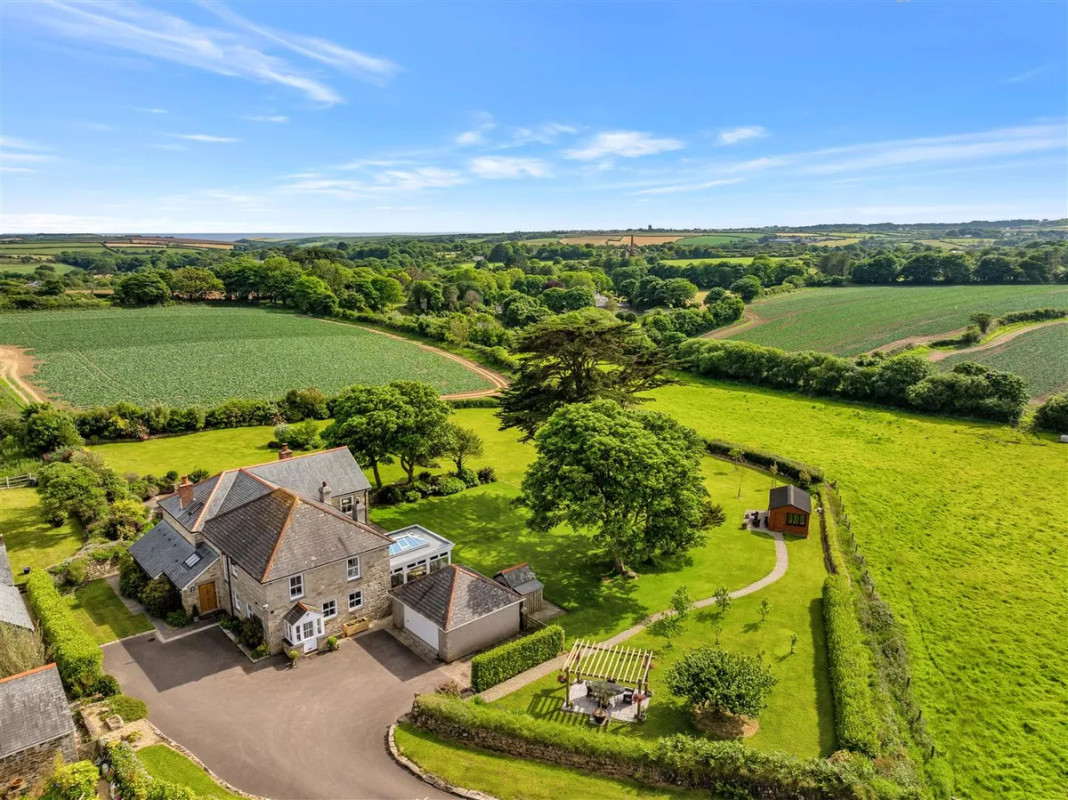 I'm Obsessed with British Zillow, And These Are the Houses That I Can't ...