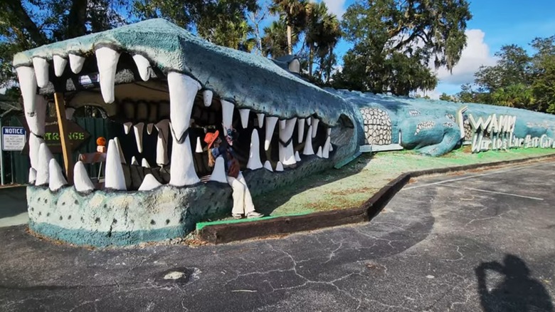 The 'World's Largest Gator' Is In An Eccentric Holiday-Themed Florida ...