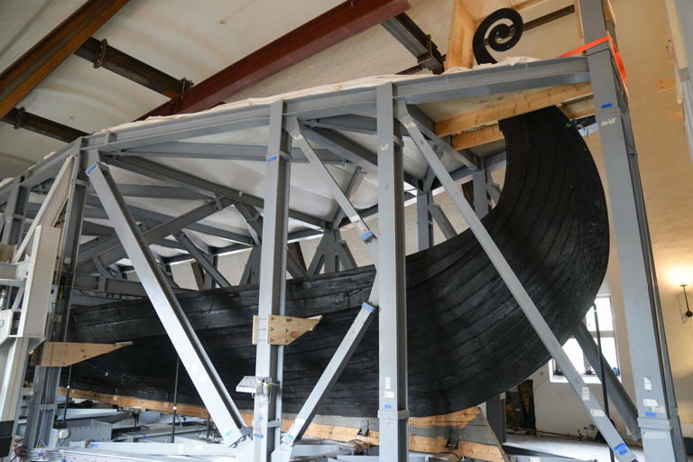 Osebergskipet er nådd fram til siste havn – flyttingen gikk etter planen