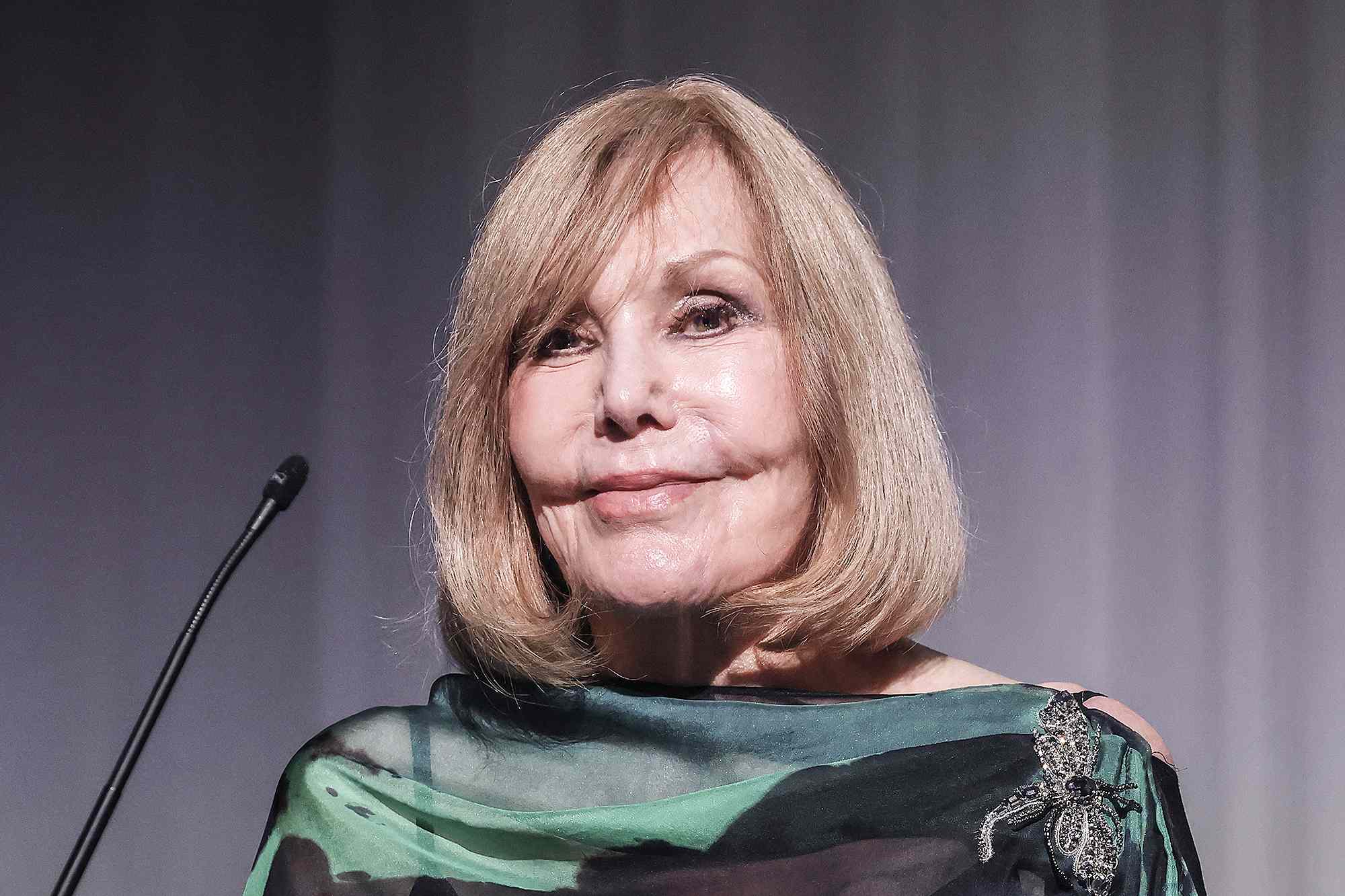 Hollywood Legend Kim Novak, 92, Opens Up About Getting Older and ...