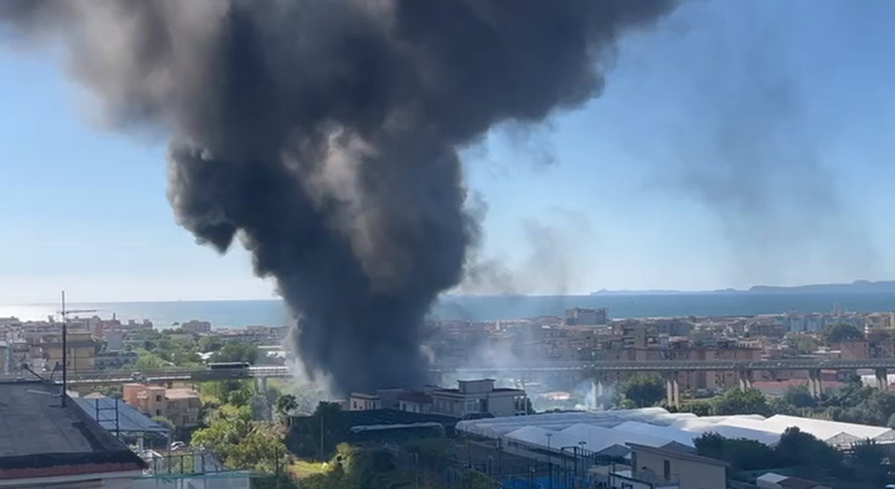 Incendio all'interno di una discarica abusiva, in fiamme pneumatici e ...
