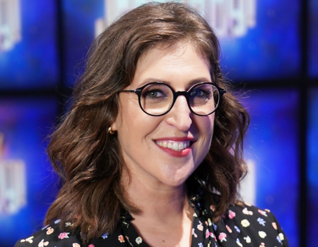 Former 'Jeopardy!' Host Mayim Bialik Opts for Dark and Edgy Look in ...