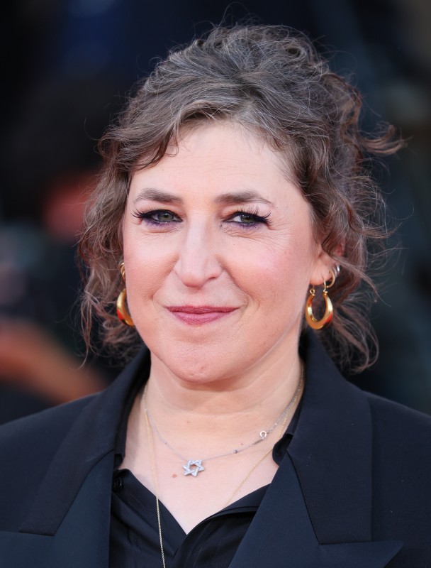 Former 'Jeopardy!' Host Mayim Bialik Opts for Dark and Edgy Look in ...