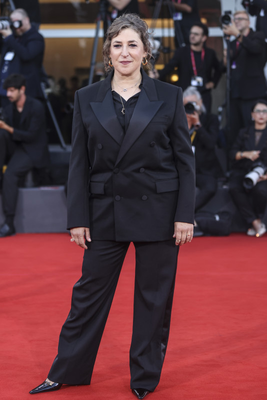 Former 'Jeopardy!' Host Mayim Bialik Opts for Dark and Edgy Look in ...
