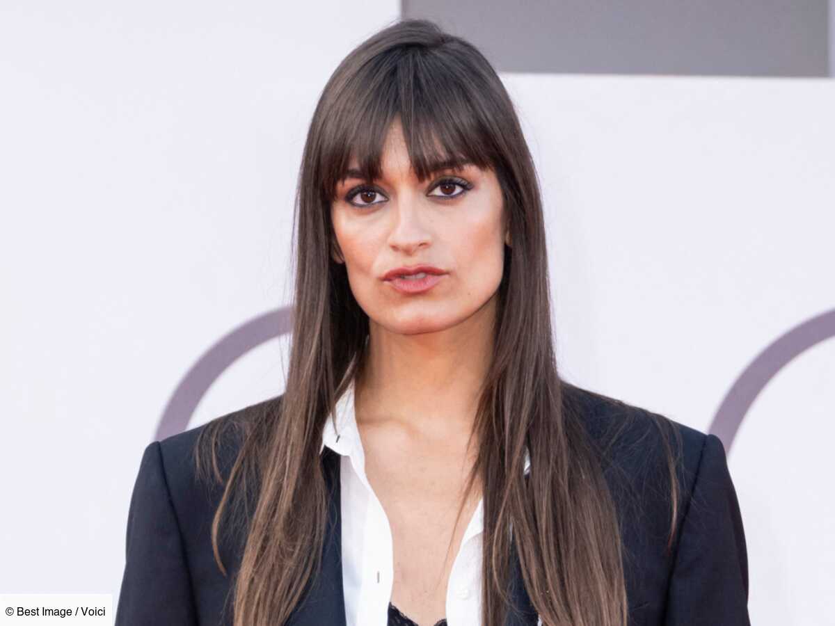Clara Luciani rayonne dans le pantalon star de la rentrée 2025 sur le ...