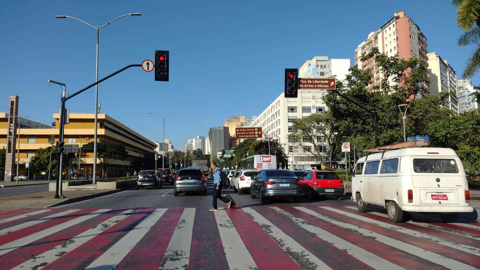 Ruas e avenidas de BH vão receber 22 novos detectores de avanço de sinal