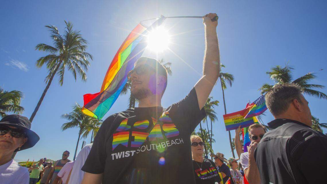Manifestantes invaden South Beach tras la orden estatal de retirar las ...