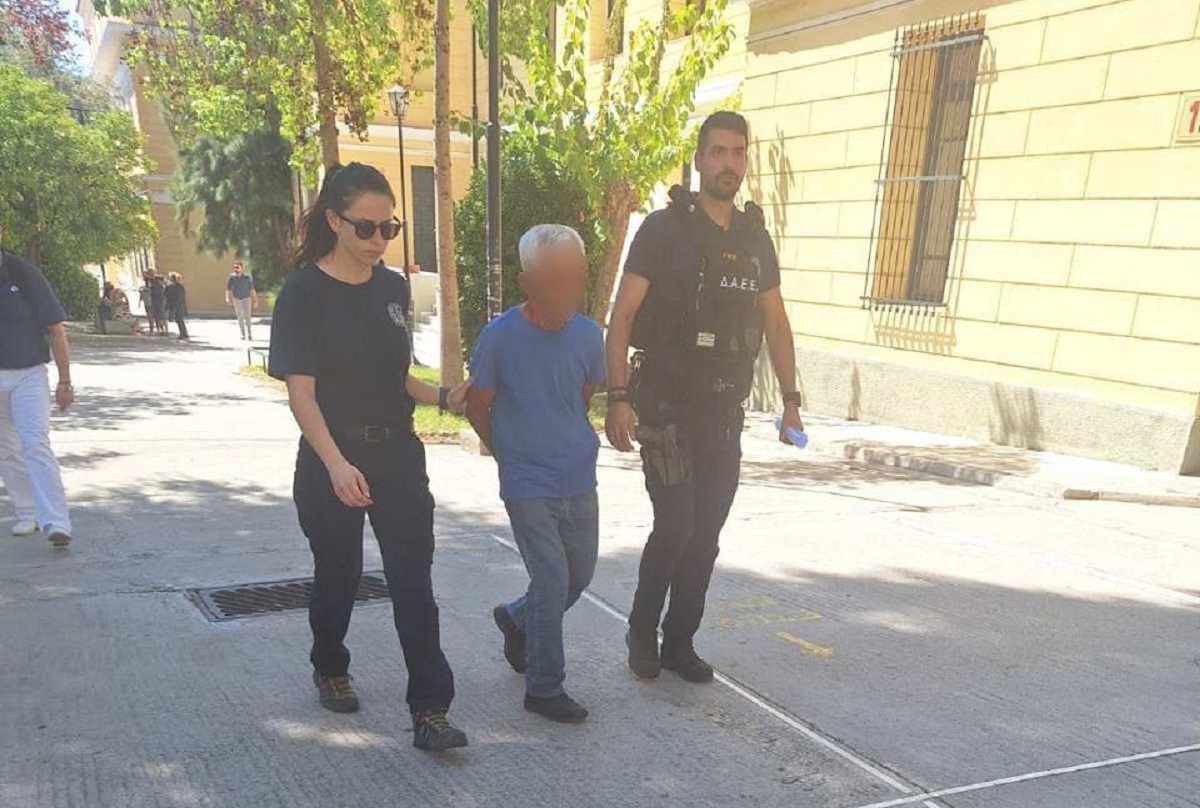 Ο 62χρονος οδηγείται στη φυλακή για τη φωτιά δίπλα στο Κολλέγιο Αθηνών