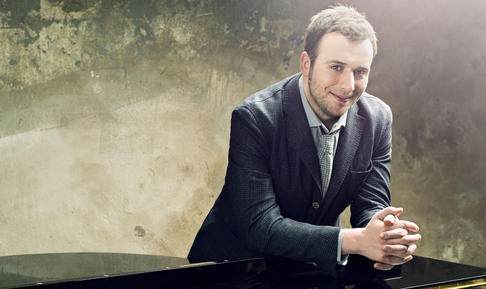 Raphael Gualazzi, crolla parte dell’impianto luci durante il live ad ...