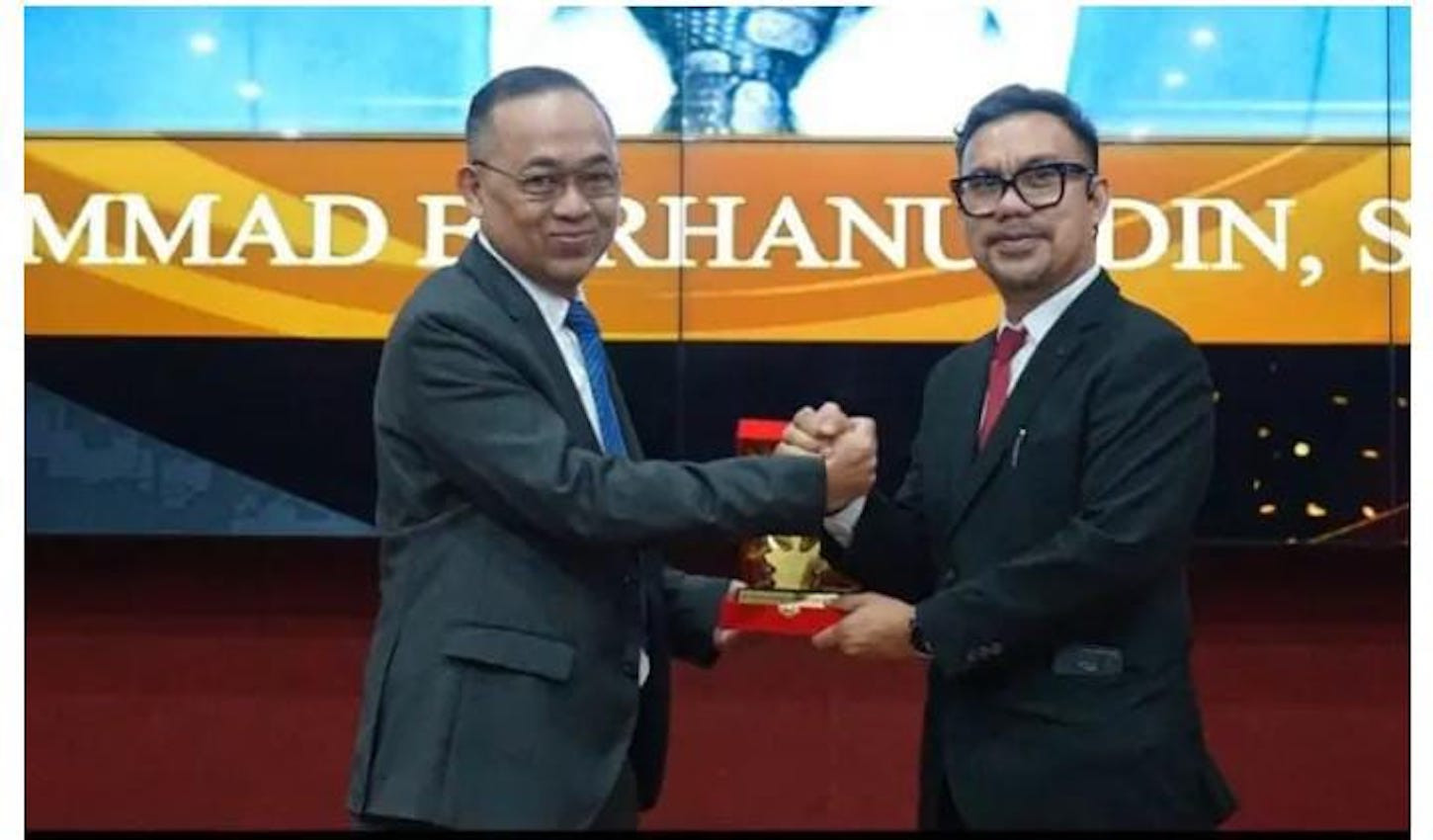Muhammad Burhanuddin Raih Penghargaan Sebagai Tokoh Pengacara dan ...