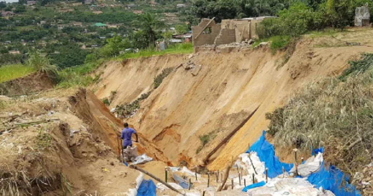 2922 massive 'gullies' discovered in Africa are threatening to swallow ...