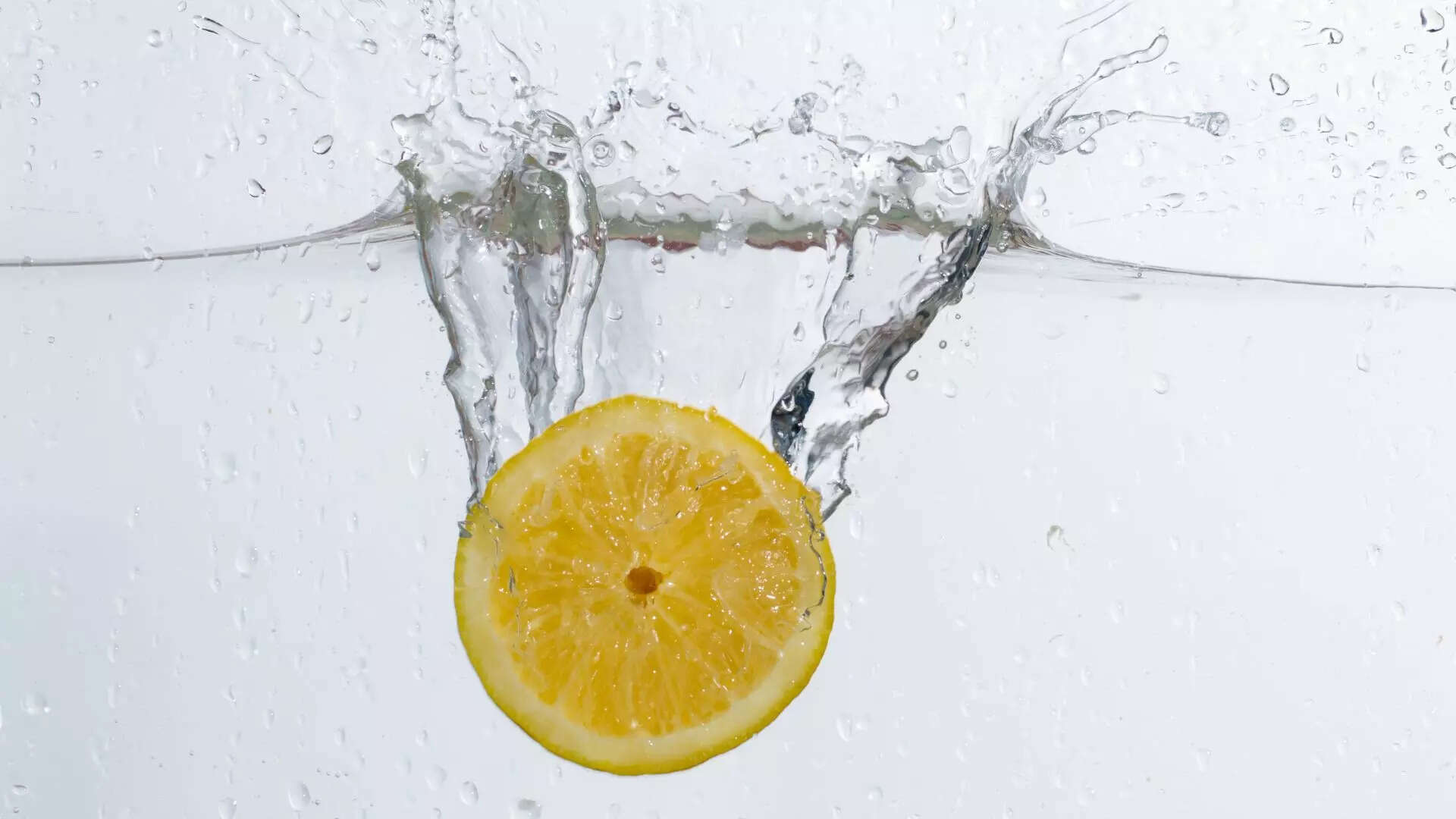 10 health benefits of drinking lemon water every day