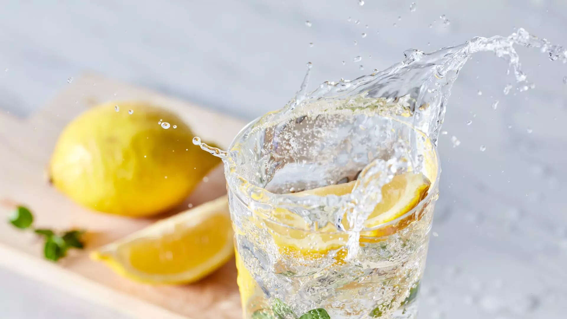 10 health benefits of drinking lemon water every day