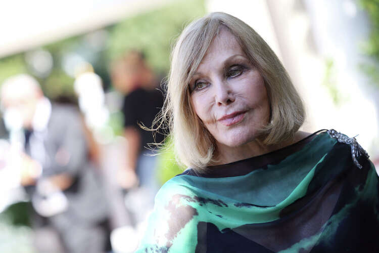 ‘Vertigo' star Kim Novak receives emotional Golden Lion tribute at ...