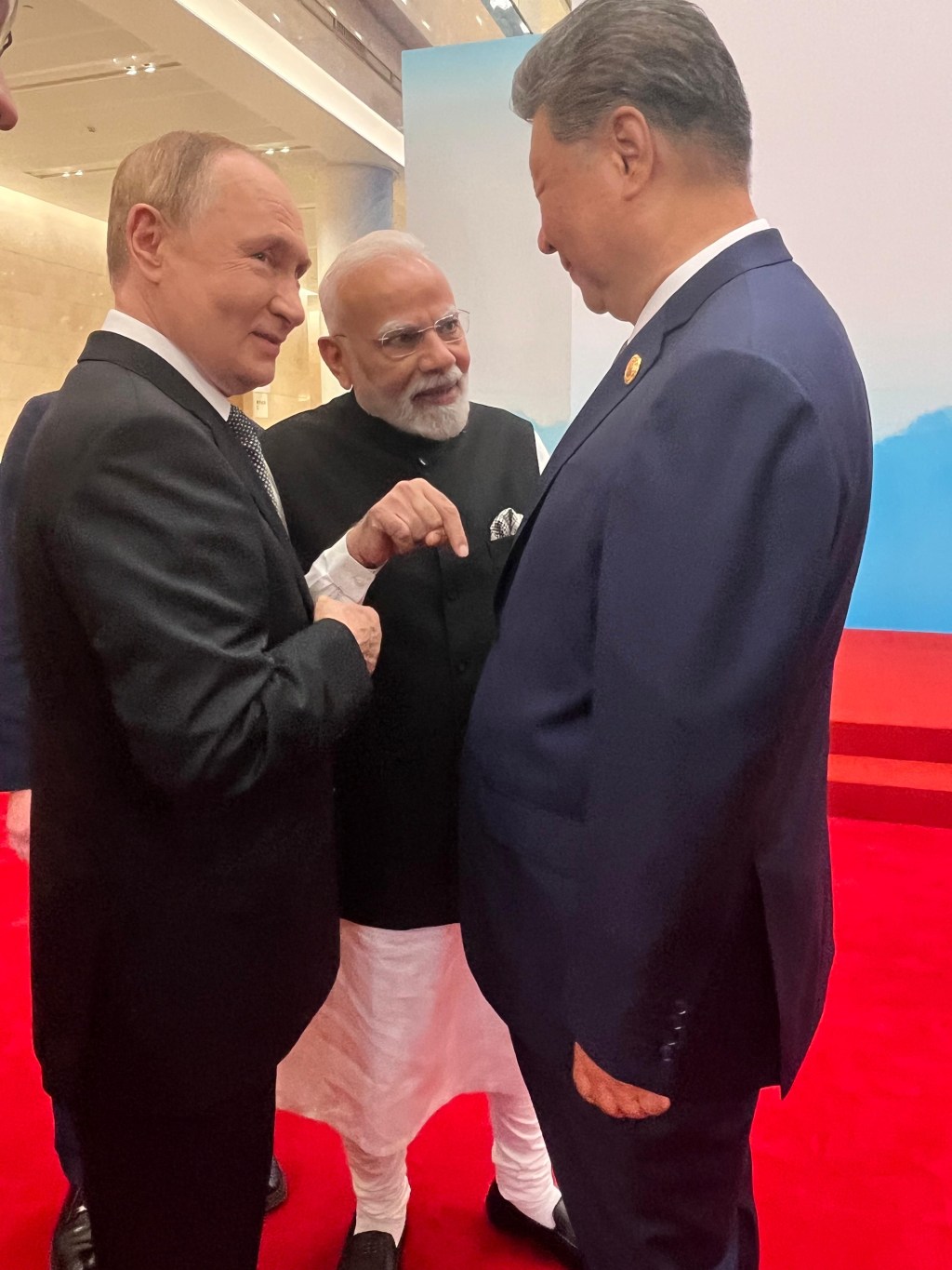 India’s leader Modi cozies up to Putin and Xi Jinping at Shanghai ...