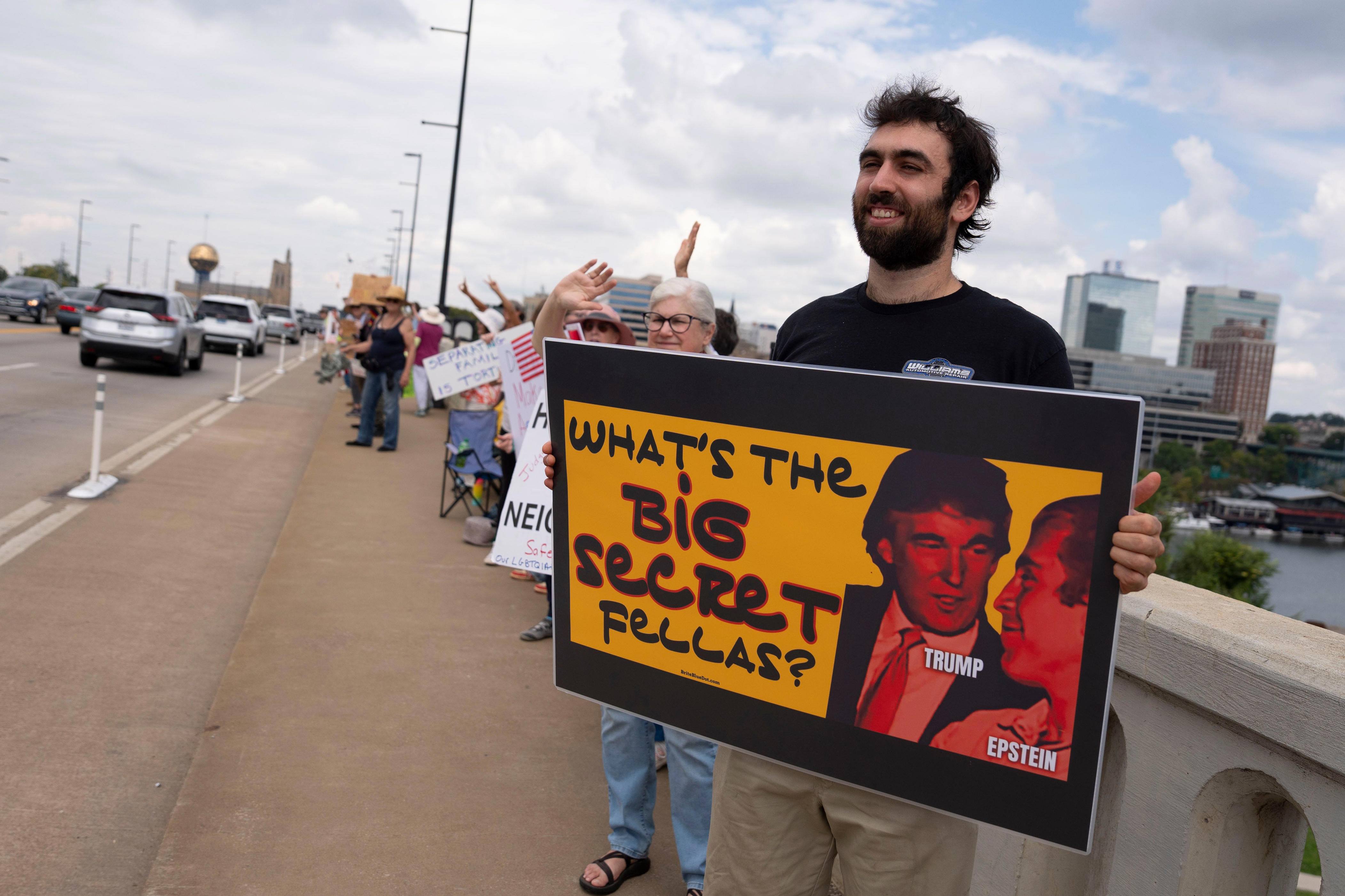 Hundreds line Knoxville's Henley Street Bridge to protest Trump ...