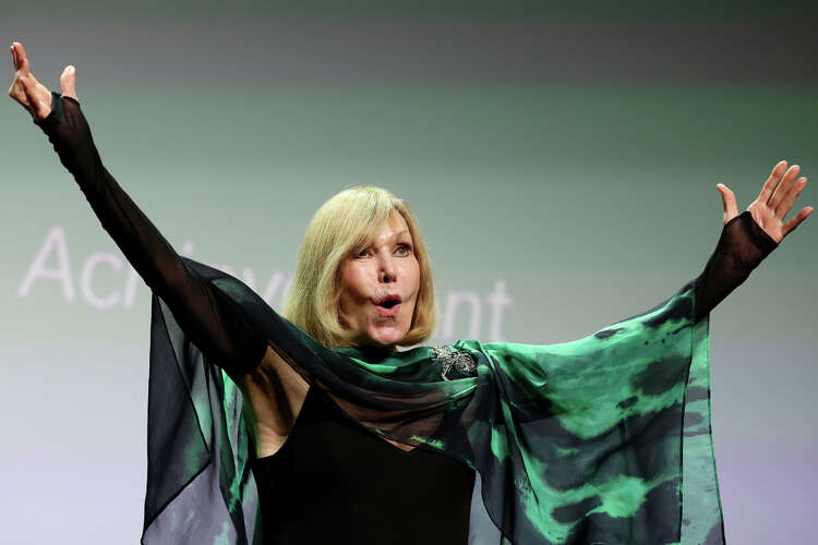 ‘Vertigo' star Kim Novak receives emotional Golden Lion tribute at ...