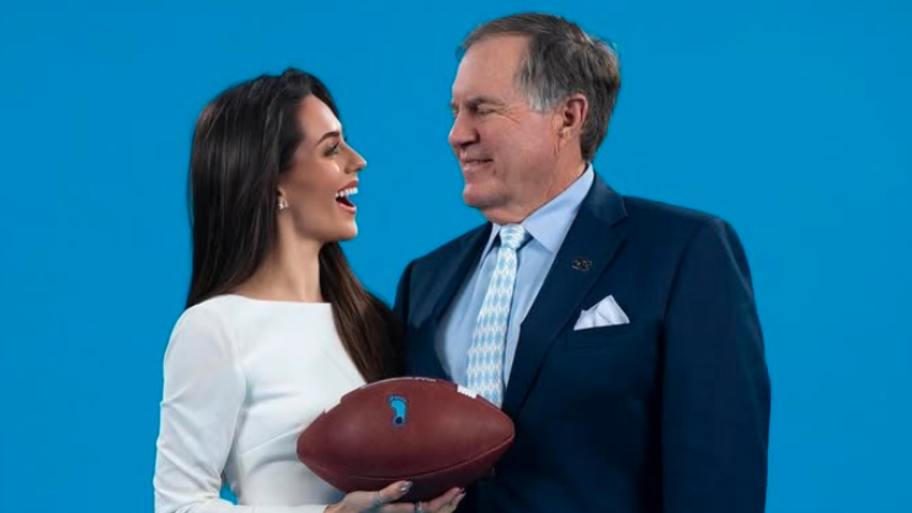 Jordon Hudson rocks Tar-Heel blue fit beside Randy Moss for Bill ...