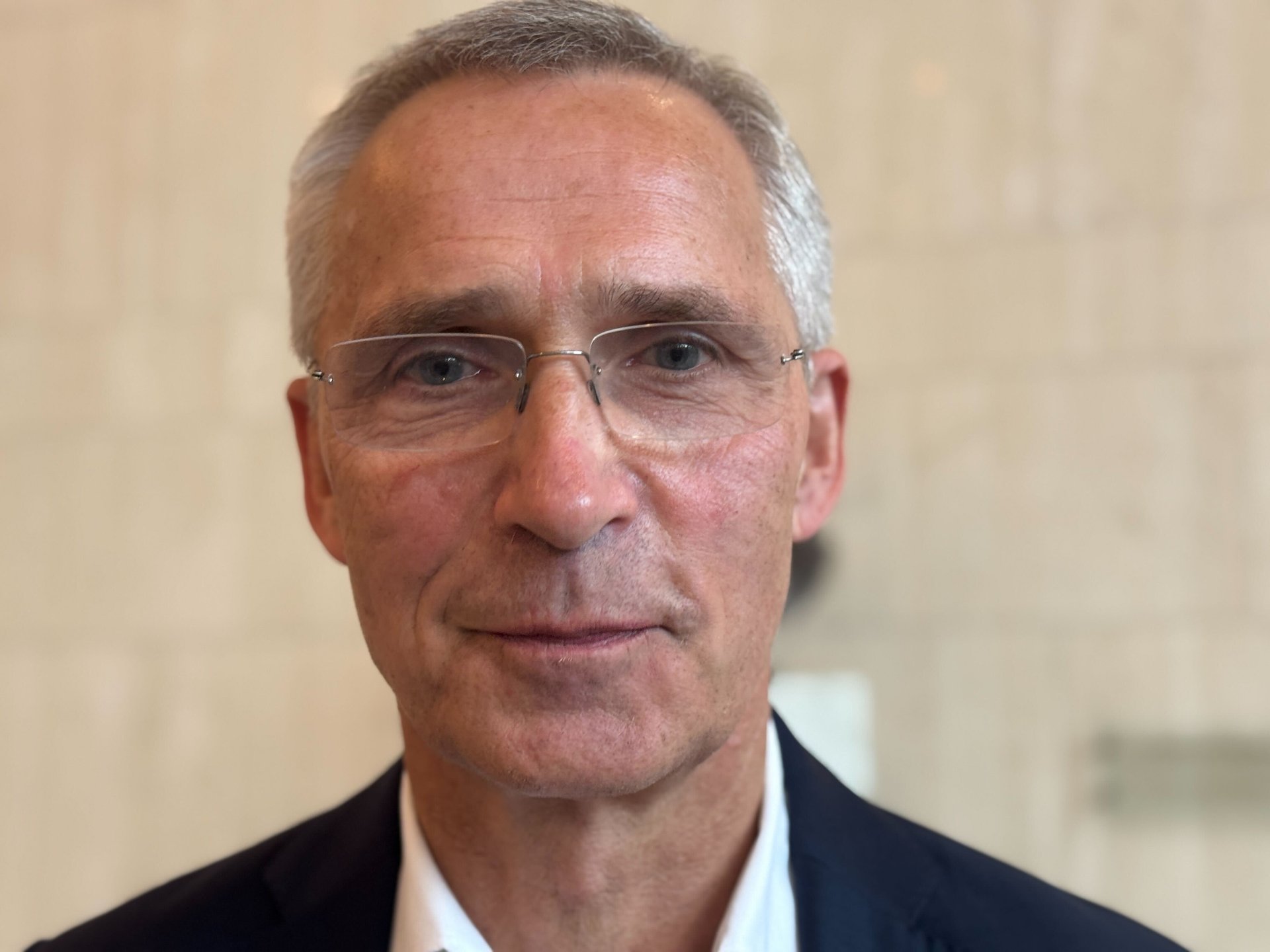 Stoltenberg vil fortsette som finansminister