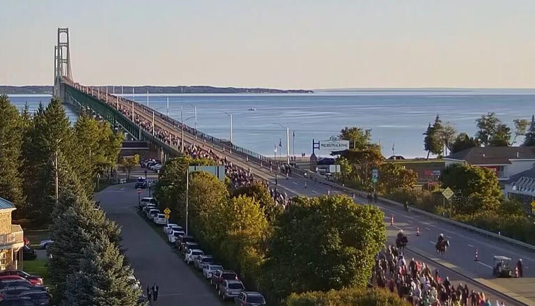 Mackinac Bridge closed to all vehicles
