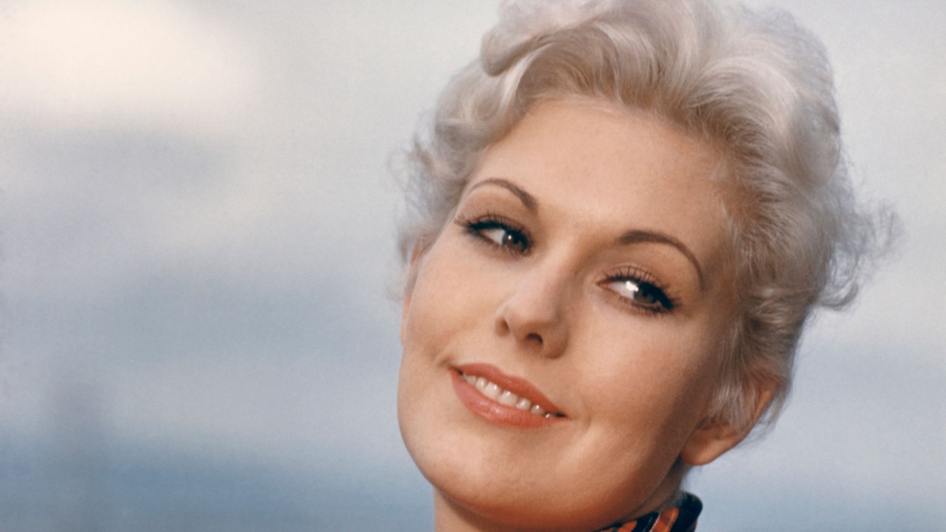 Golden Age Hollywood Actress Unveils Glamorous Transformation