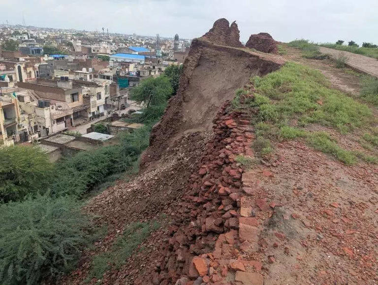 Hanumangarh’s Bhatner Fort wall collapses amid heavy rains; residents ...
