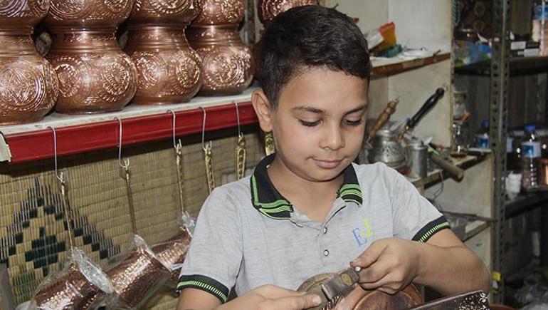 Küçük yaşta büyük ustalık: 10 yaşındaki Yakup Can Bakırcılar Çarşısı ...