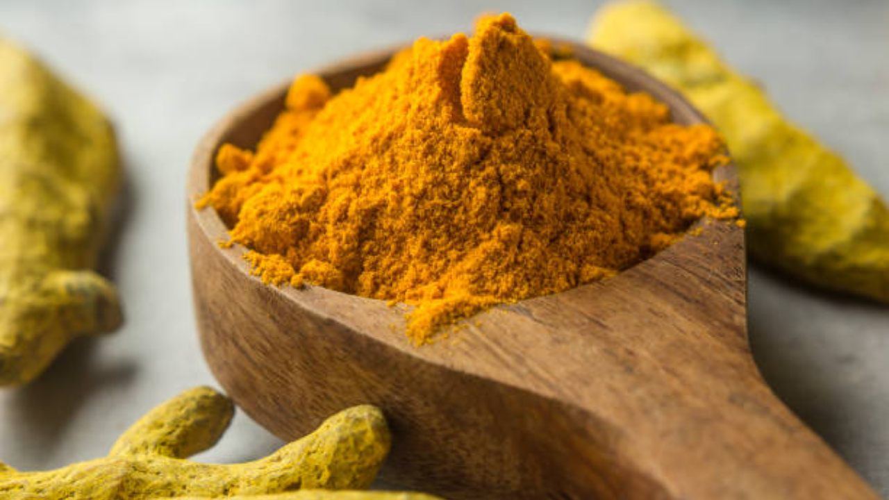 Who should avoid eating raw turmeric? Life threatening side effects you ...
